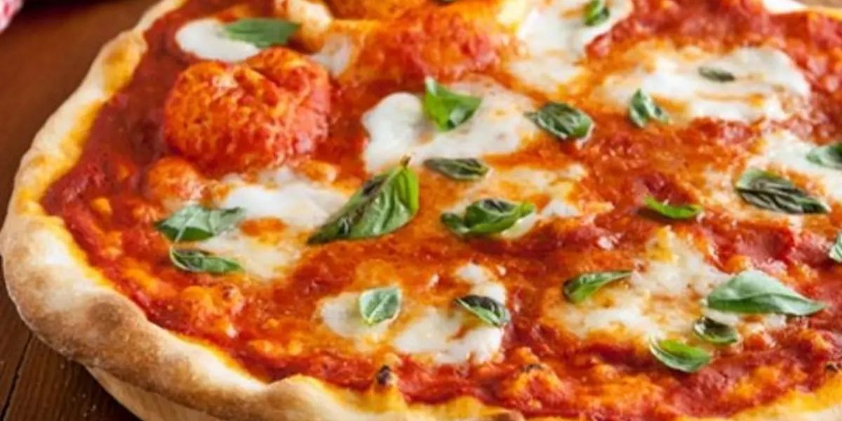 Pizza margarita: un plato delicioso con tomate, mozzarella y albahaca