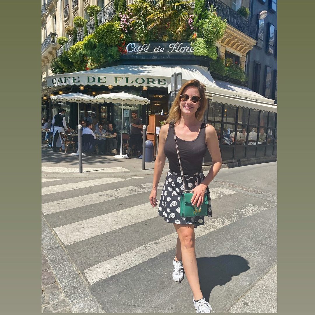 Altaír Jarabo y una mini falda ideal para usar con zapatillas