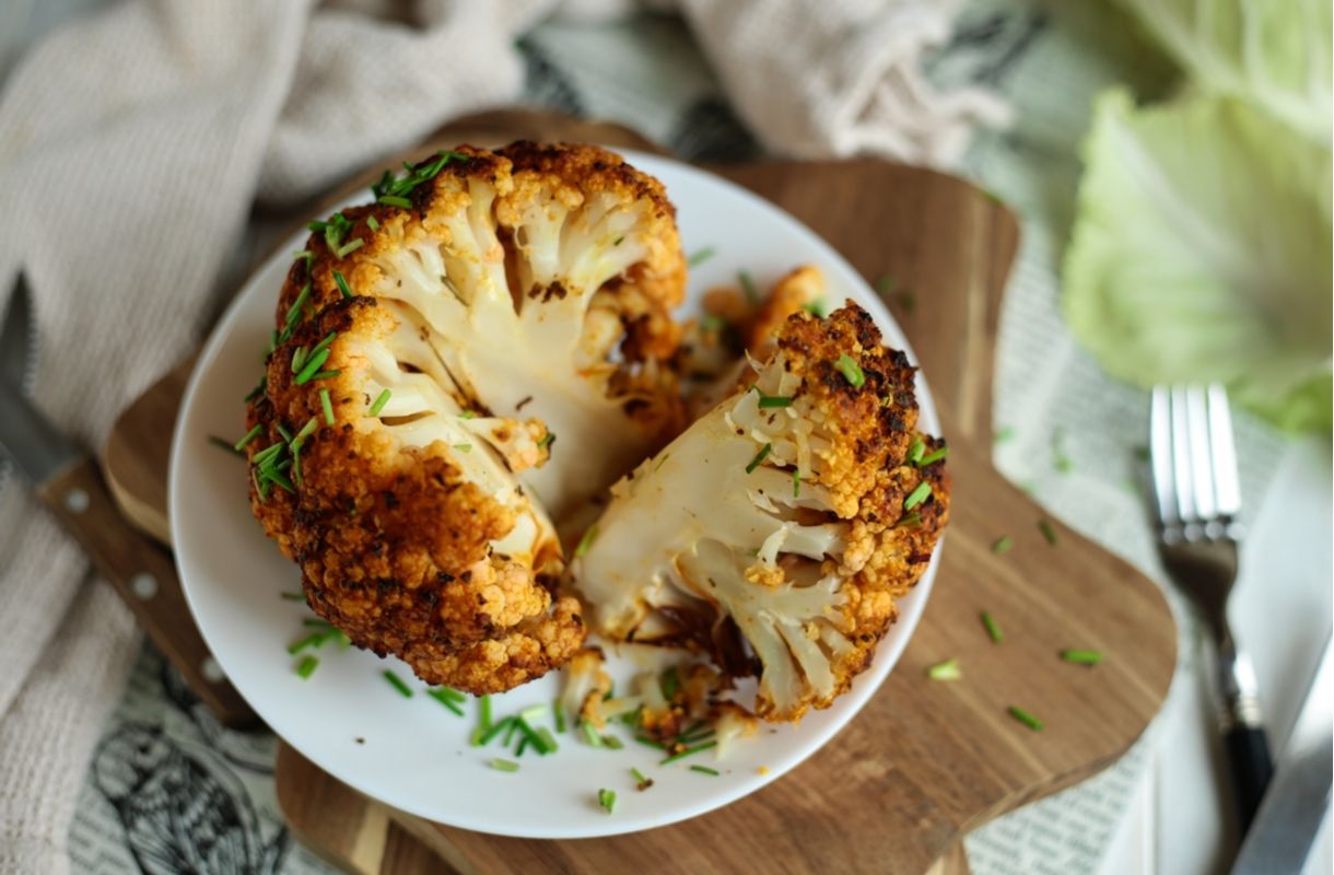 Coliflor con muchos condimentos y al horno, un snack delicioso