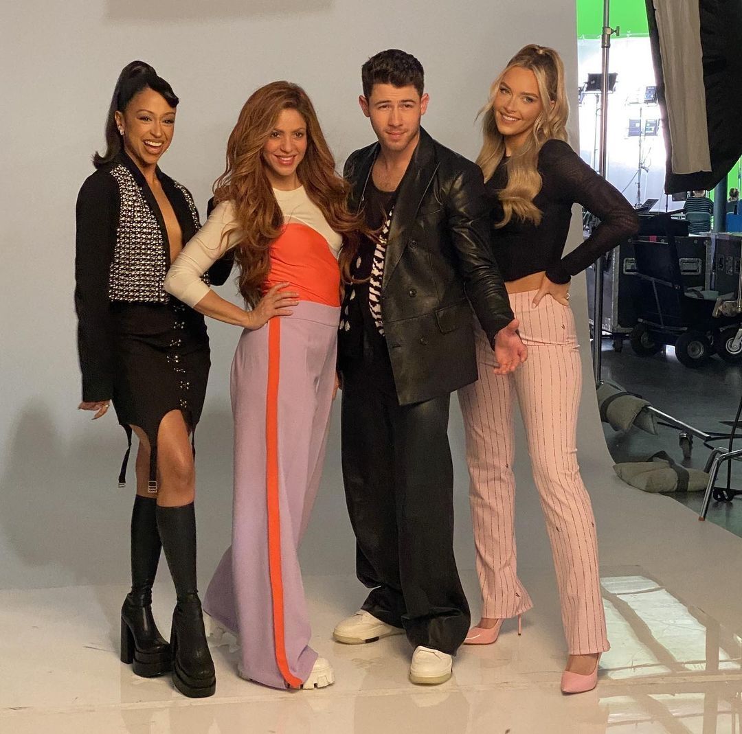 Julia Roberts y Shakira lucen el pantalón deportivo de moda