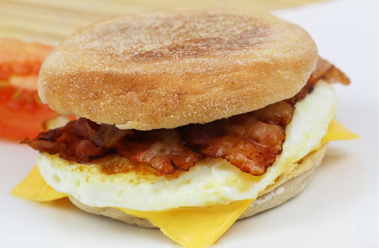 Sándwich de huevo y bacon: un desayuno diferente