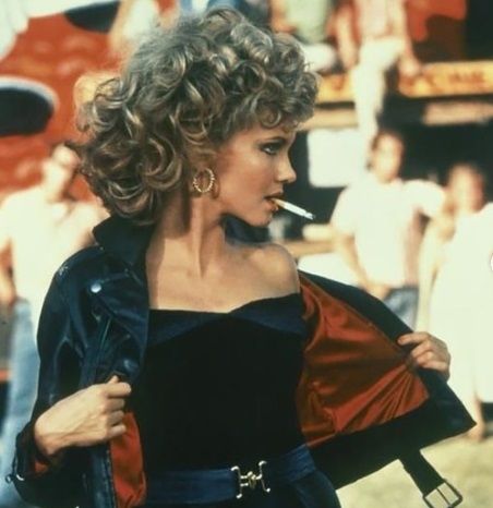 La historia detrás de la icónica campera que Olivia Newton-John usó en ...