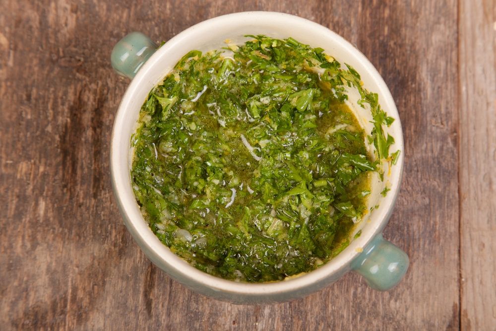 Prepara una salsa gremolata a base de perejil en simples pasos
