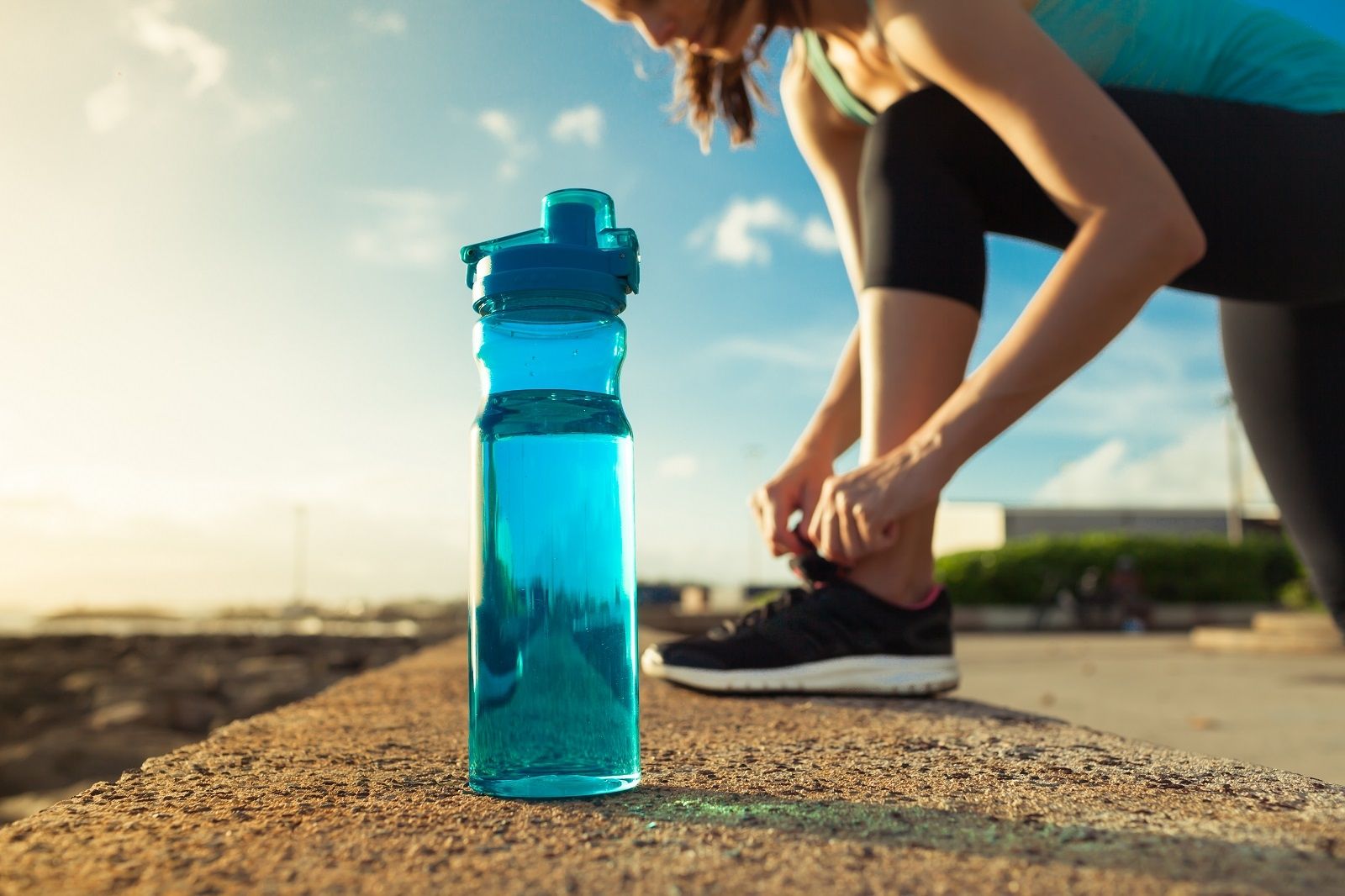El truco definitivo para quitar el mal olor de las botellas de agua