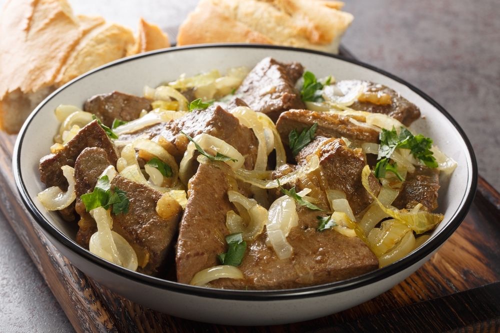 Una receta simple y económica de hígado encebollado para hacer en pocos ...