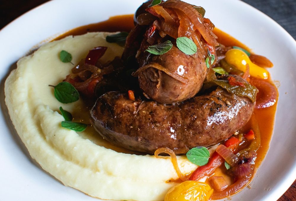 Chorizos a la pomarola con puré en pocos minutos