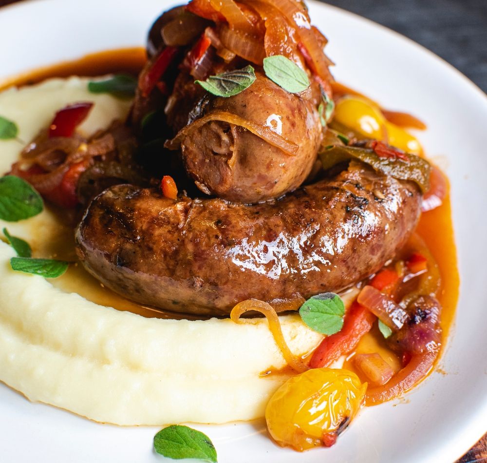 Chorizos a la pomarola con puré en pocos minutos