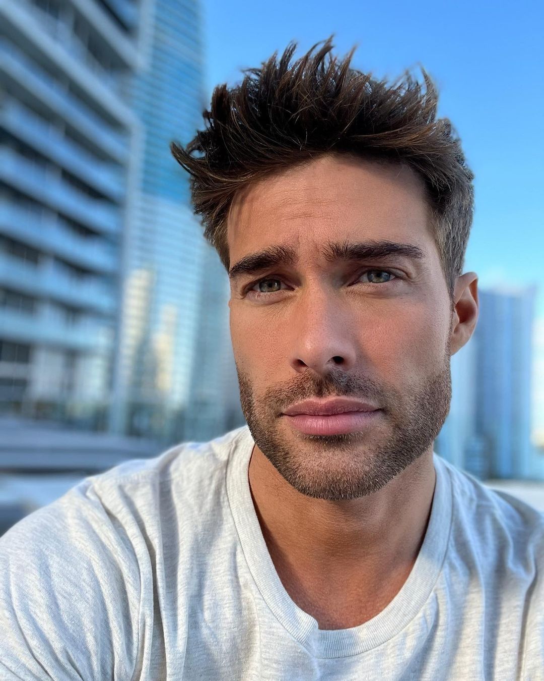 Quién es el apuesto actor argentino que posó con África Zavala