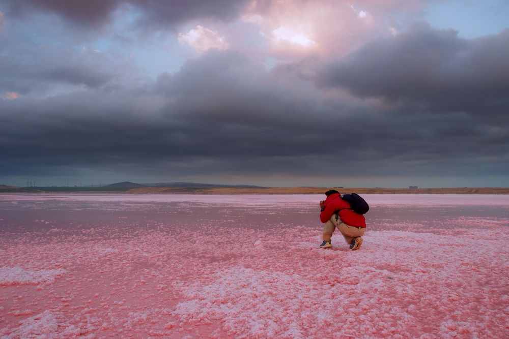 Un lago rosa convierte a este pueblo en destino imperdible