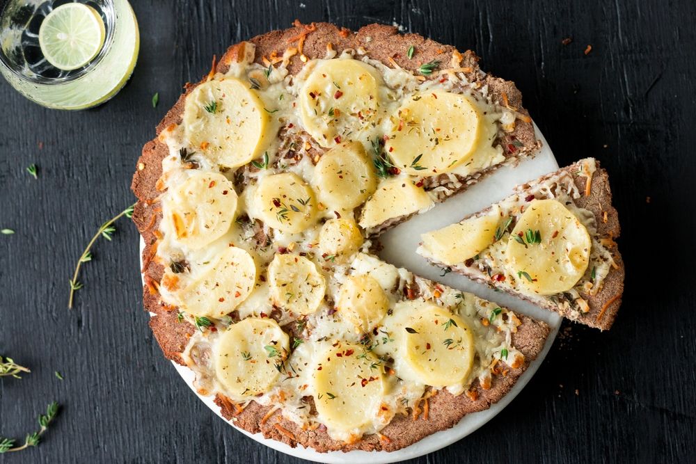 Aprende esta receta de pizza de patata y romero y sorprende a todos