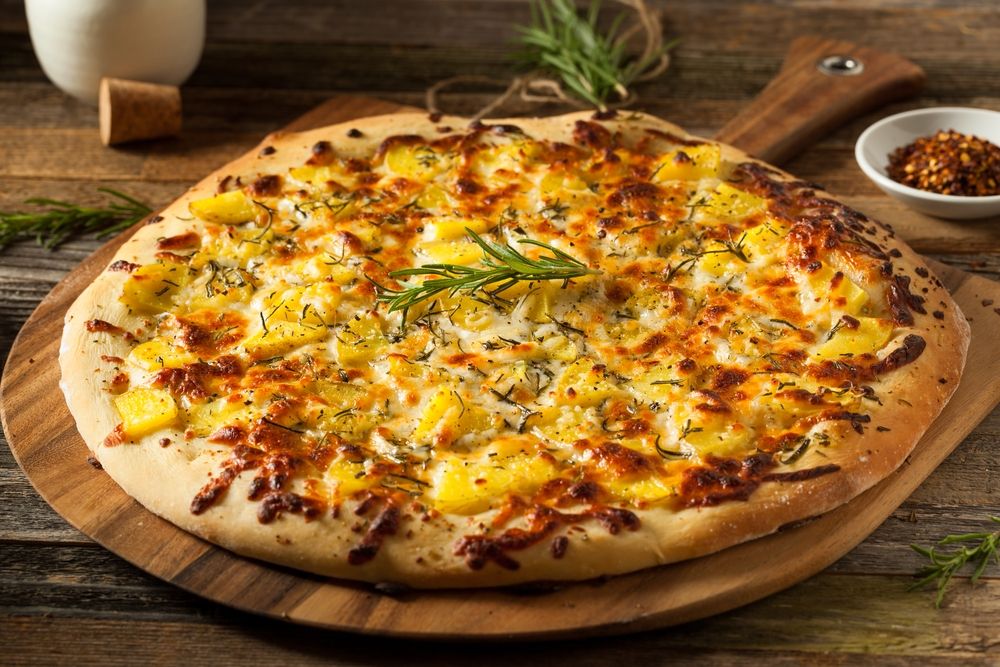 Aprende esta receta de pizza de patata y romero y sorprende a todos