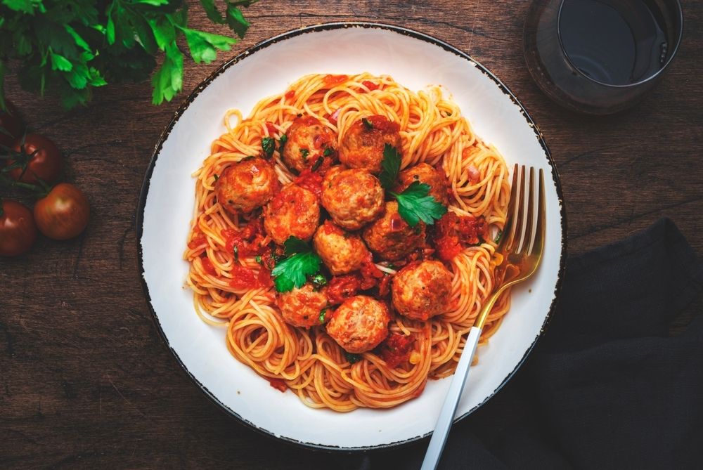 Spaghetti con albóndigas en salsa marinara