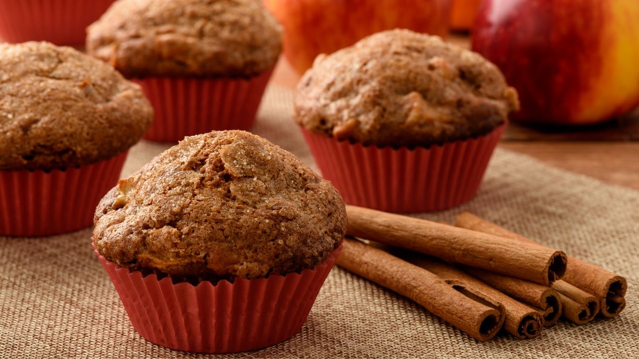 Así preparas ricos muffins de manzana y canela en 8 sencillos pasos