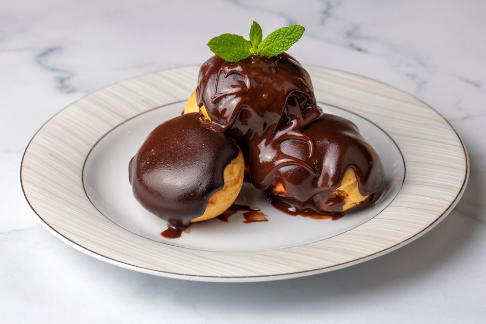 Sorprende con un postre que enamora: profiteroles rellenos de crema