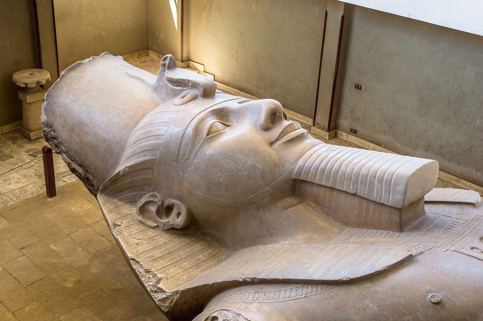 La colosal estatua de un faraón que fue descubierta por arqueólogos en ...
