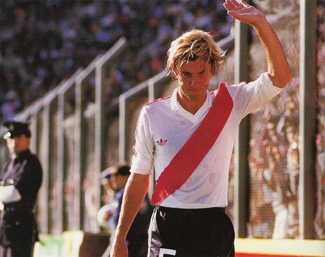 Cumple 74 años Mostaza Merlo, el ídolo de River que es estatua en Racing