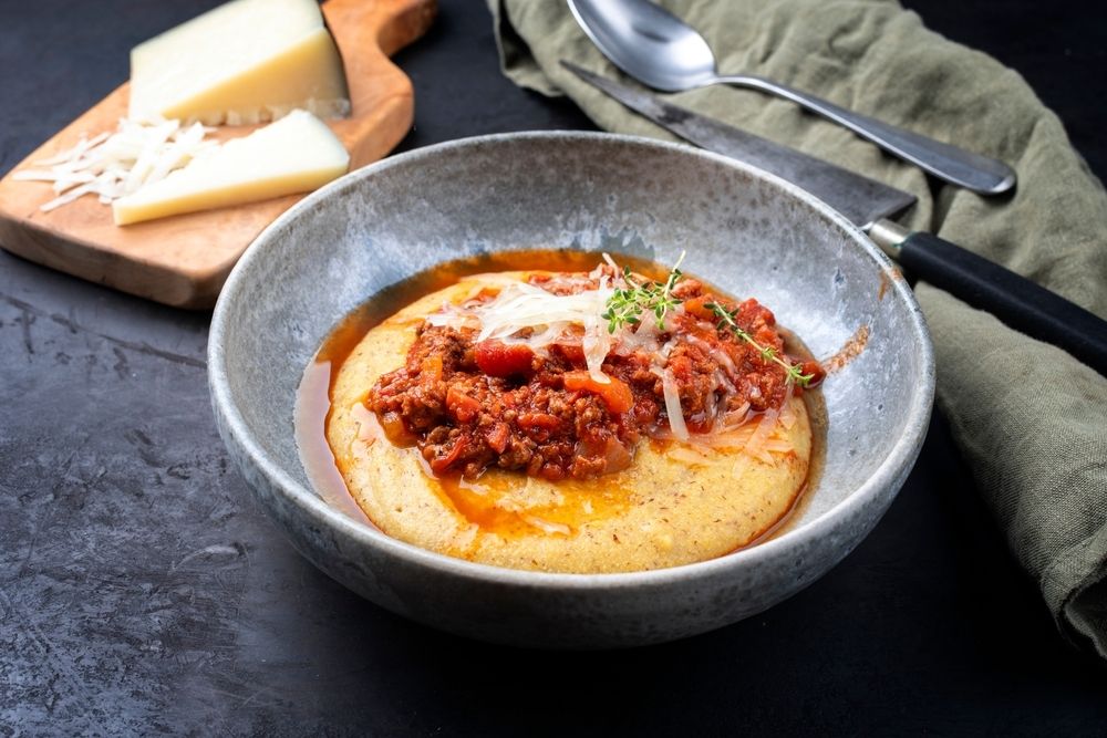 Cómo hacer polenta con salsa de ragú: un plato tradiciocional
