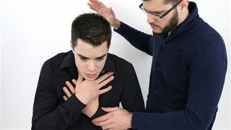 Cómo hacer la maniobra de Heimlich, la técnica que en el 90% de los ...