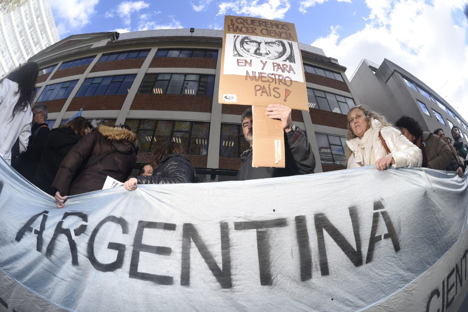 Al estilo de El Eternauta: las fotos de la protesta de los científicos ...