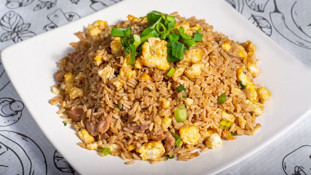 Sorprende a todos con esta receta de arroz chaufa, un clásico de Perú