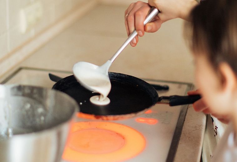 Un postre muy fácil, crepes de manzana con salsa caramelo