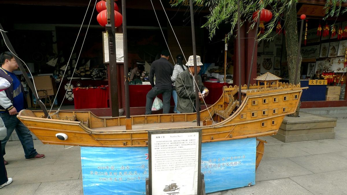 China recupera un inaudito tesoro arqueológico: el barco de los mil años