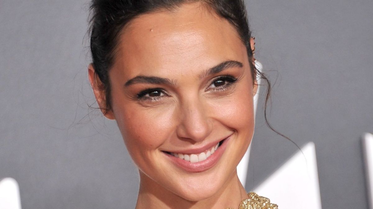 La falda de Gal Gadot que resalta curvas y estiliza piernas