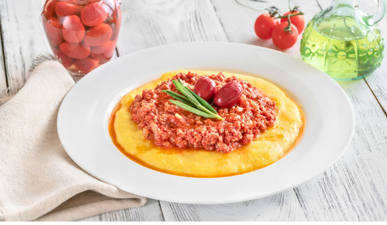 Cómo hacer polenta con salsa de ragú: un plato tradiciocional