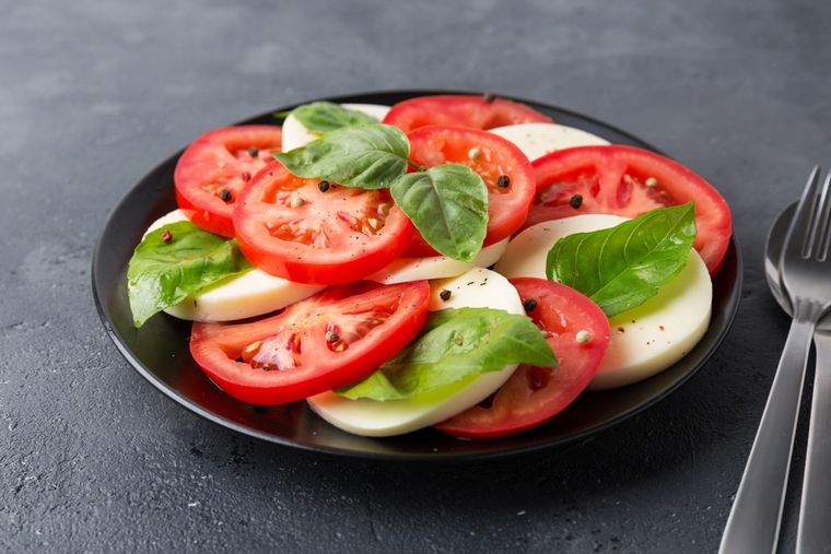 Receta de ensalada caprese con un toque casero y presentación gourmet ...
