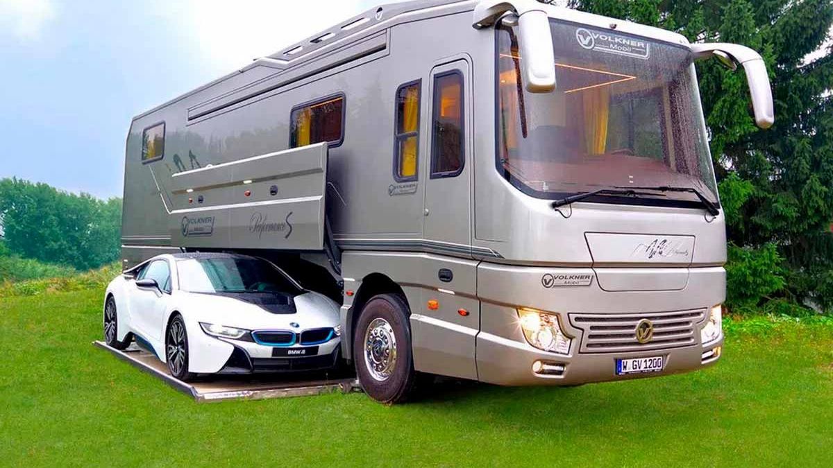 Cómo es y cuánto cuesta el motorhome que tiene hasta su propio garage