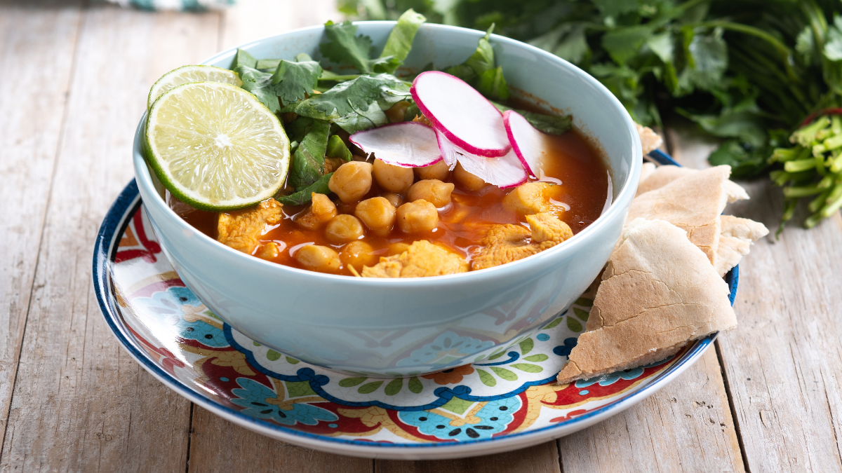 Receta auténtica de pozole rojo: el clásico mexicano que enamora