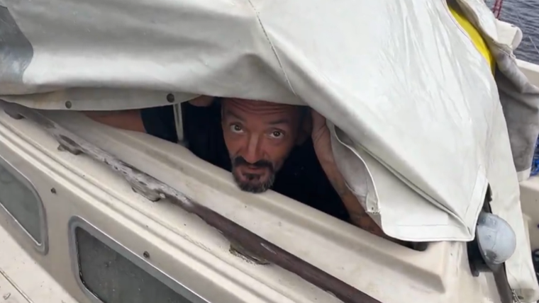 El valiente hombre que desafió al huracán Milton con su bote: cómo ...