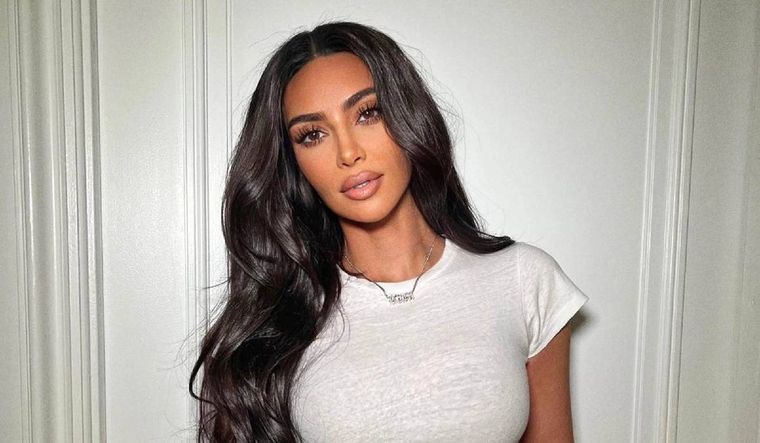 Kim Kardashian enseña su rostro sin maquillaje y deslumbra con su belleza natural