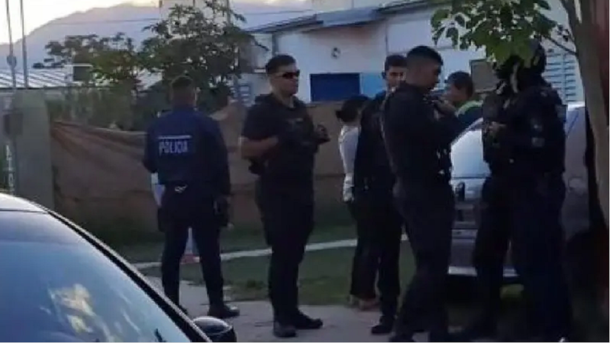 Intentó robar en una casa y los vecinos lo lincharon y lo mataron