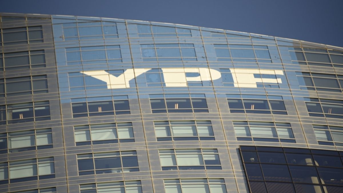 YPF arrastra al índice Merval hacia abajo tras el anuncio del fallo