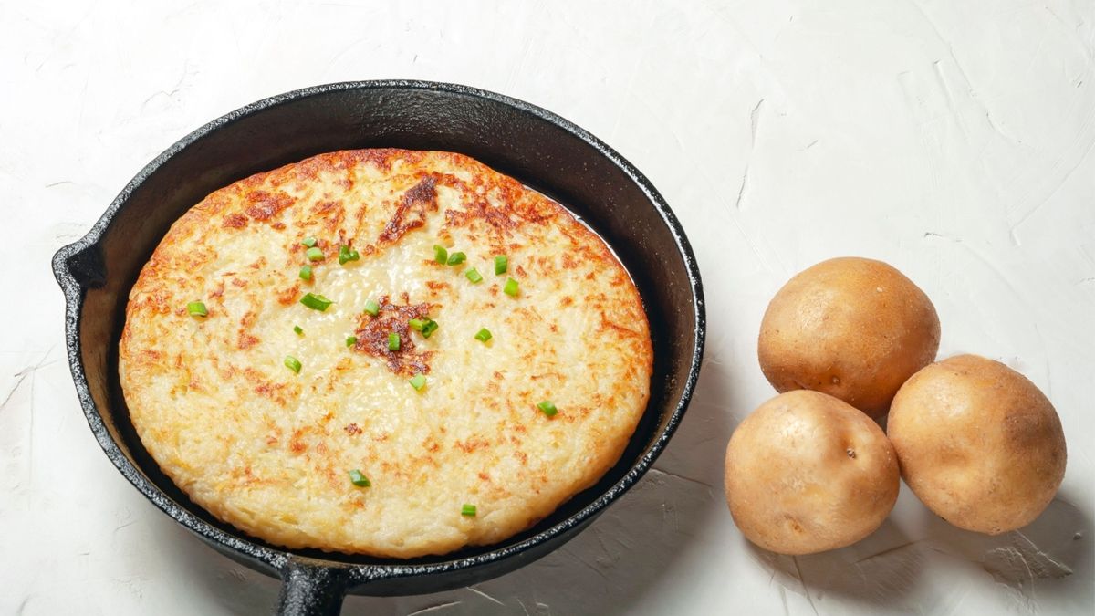 Así se prepara una deliciosa tortilla de patatas y beicon en minutos