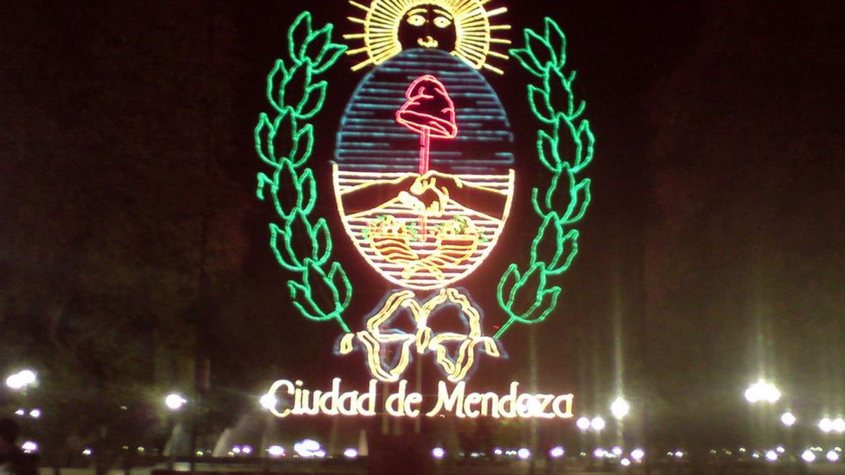 La historia que une al escudo de la Plaza Independencia y la Vendimia