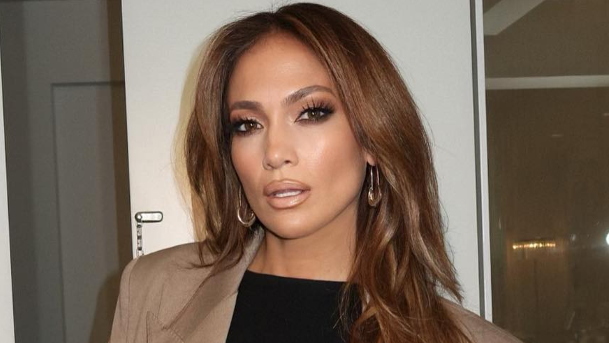 En el día de su cumpleaños, Jennifer Lopez posa con un conjunto de lencería