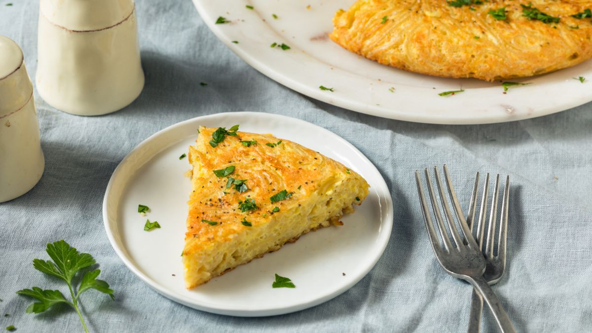 No tires la pasta que te haya sobrado: receta de tortilla fácil y económica