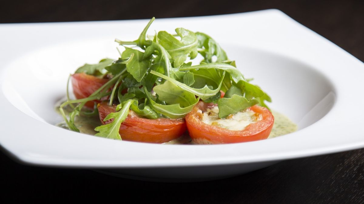 Ensalada de rúcula simple y fresca para un almuerzo frugal