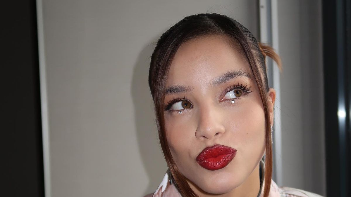 Emilia Mernes luce su escultural figura y sacude las redes