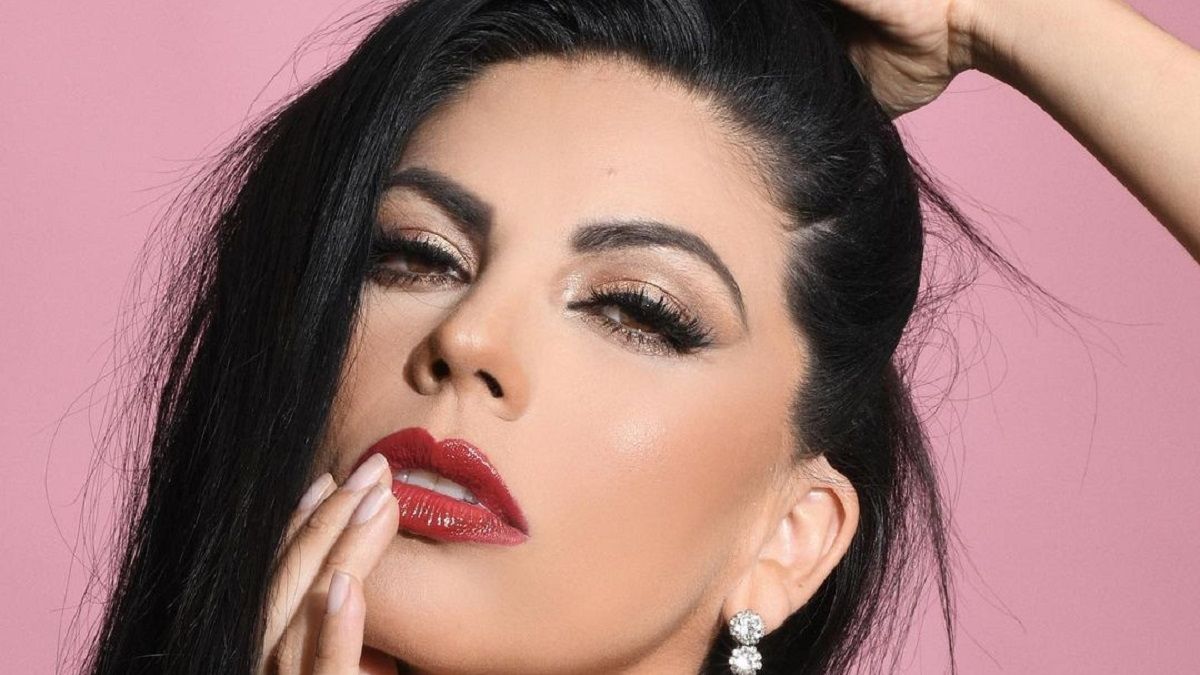 En microbikini, África Zavala luce su escultural cuerpo y eleva la ...