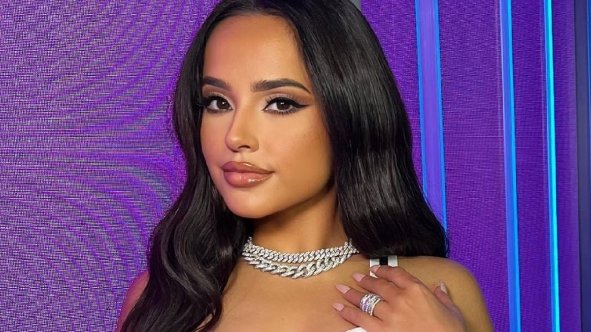 Becky G fue confundida con una empleada de la empresa que es accionista ...