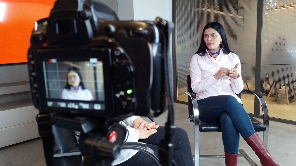Flor Destéfanis conduce un canal de streaming