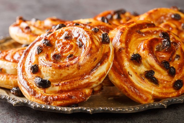 Receta de caracolas de pasas fáciles y esponjosas para el mate o café