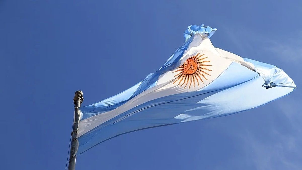 La sorprendente razón por la que la bandera argentina flamea en un ...