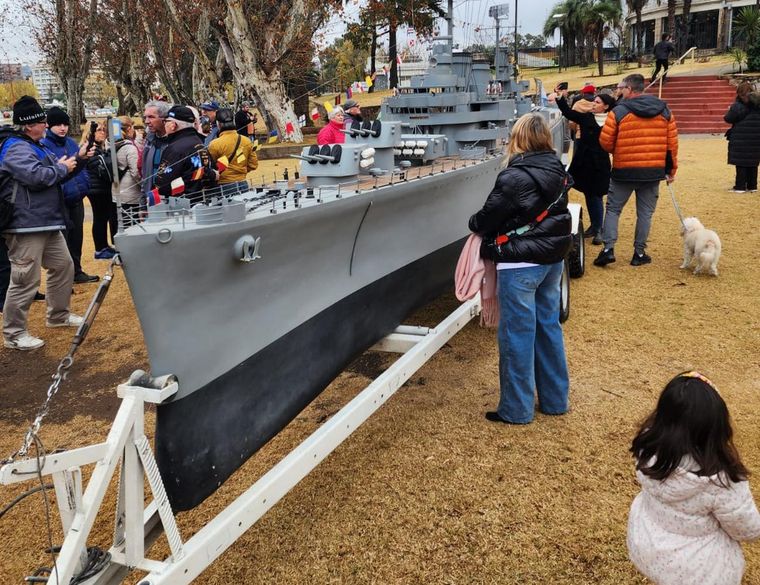 Una réplica del crucero Ara General Belgrano navegará por el lago San Roque