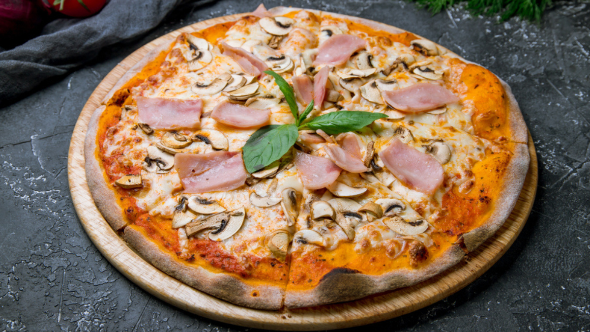 Receta imperdible de pizza casera con jamón y champiñones