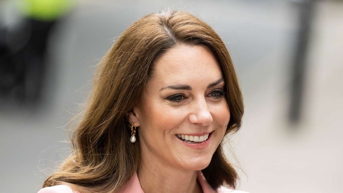 Preocupación: Kate Middleton se mostró en silla de ruedas y con la mano ...