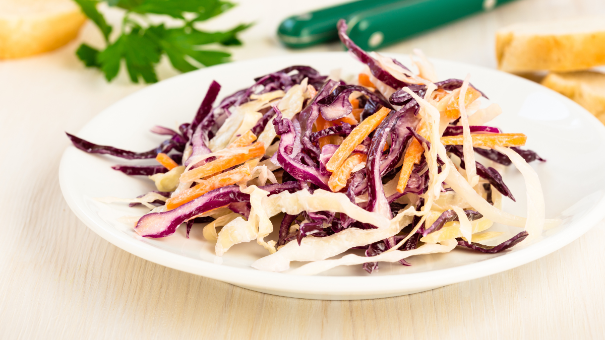 Sigue 7 pasos para lograr una rica ensalada de col y zanahoria rallada